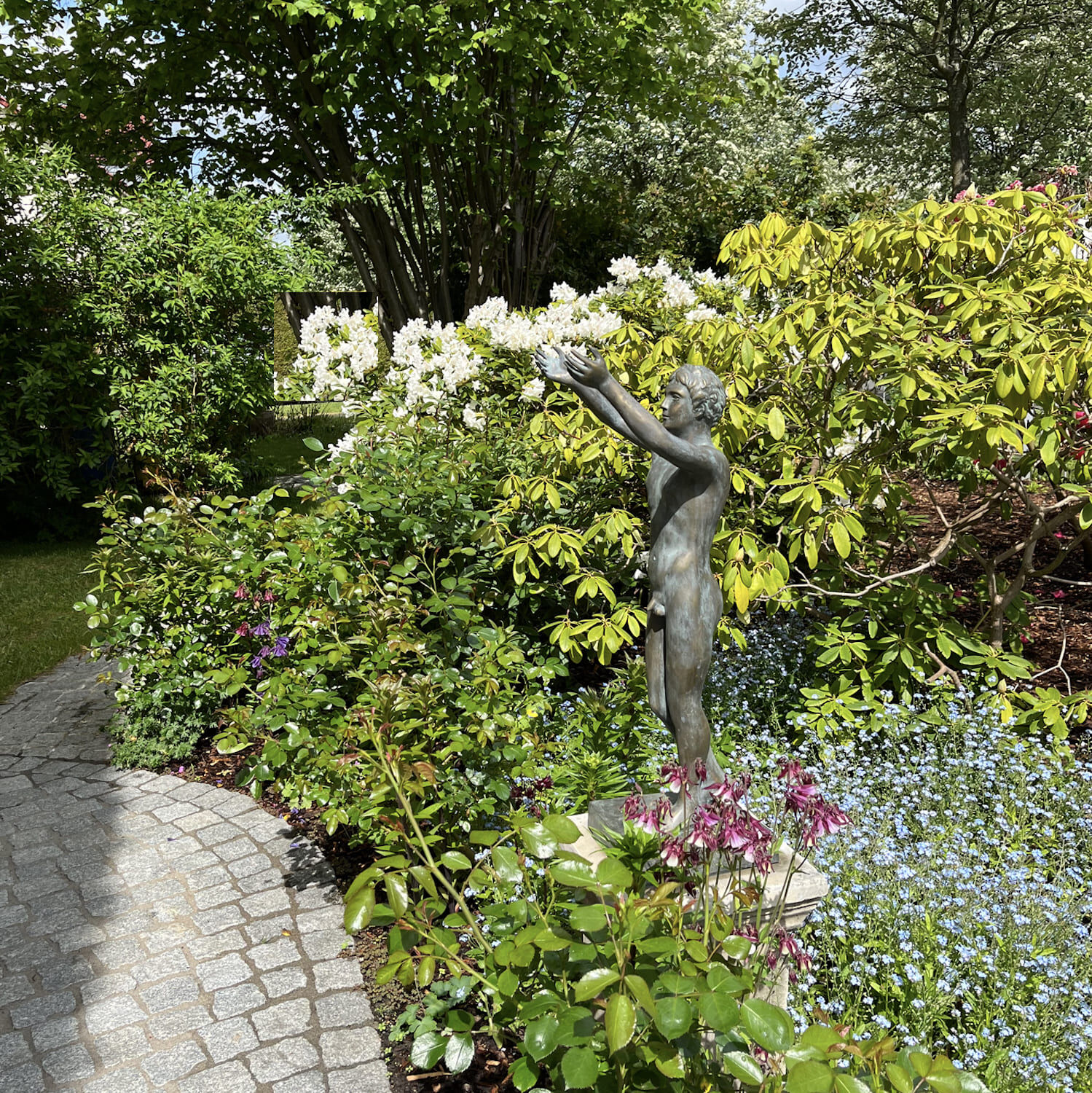 Bronzefigur BETENDER KNABE, 73 cm